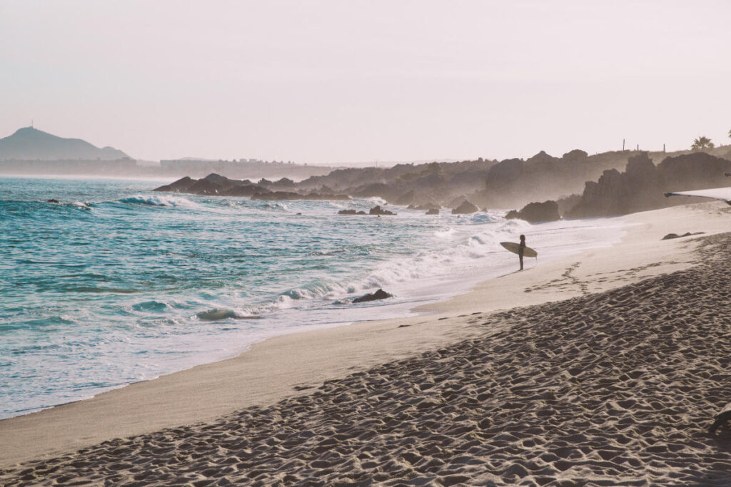 About Monuments Beach - Destino Magazine